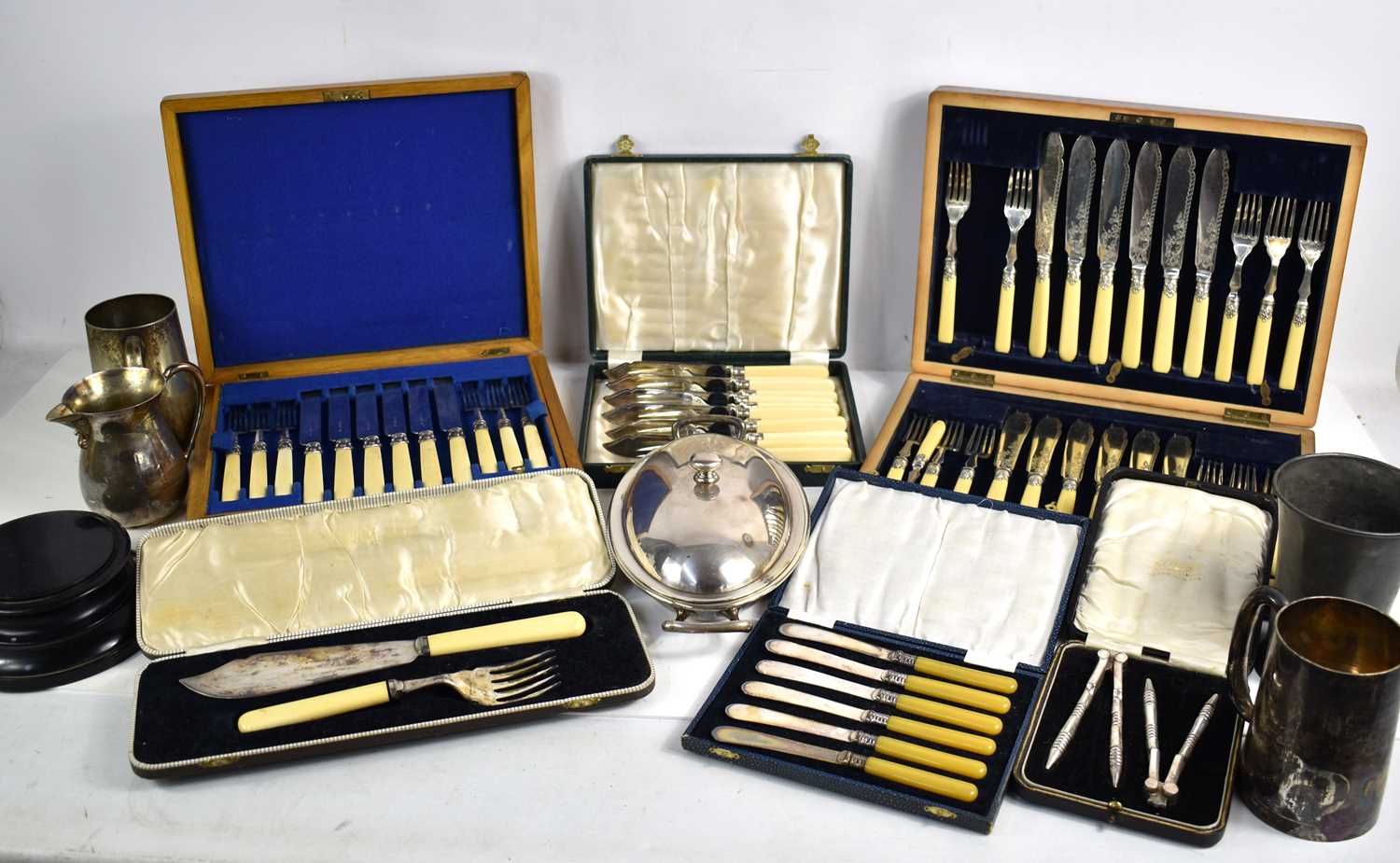 Lot 385 - A group of metal ware to include a canteen